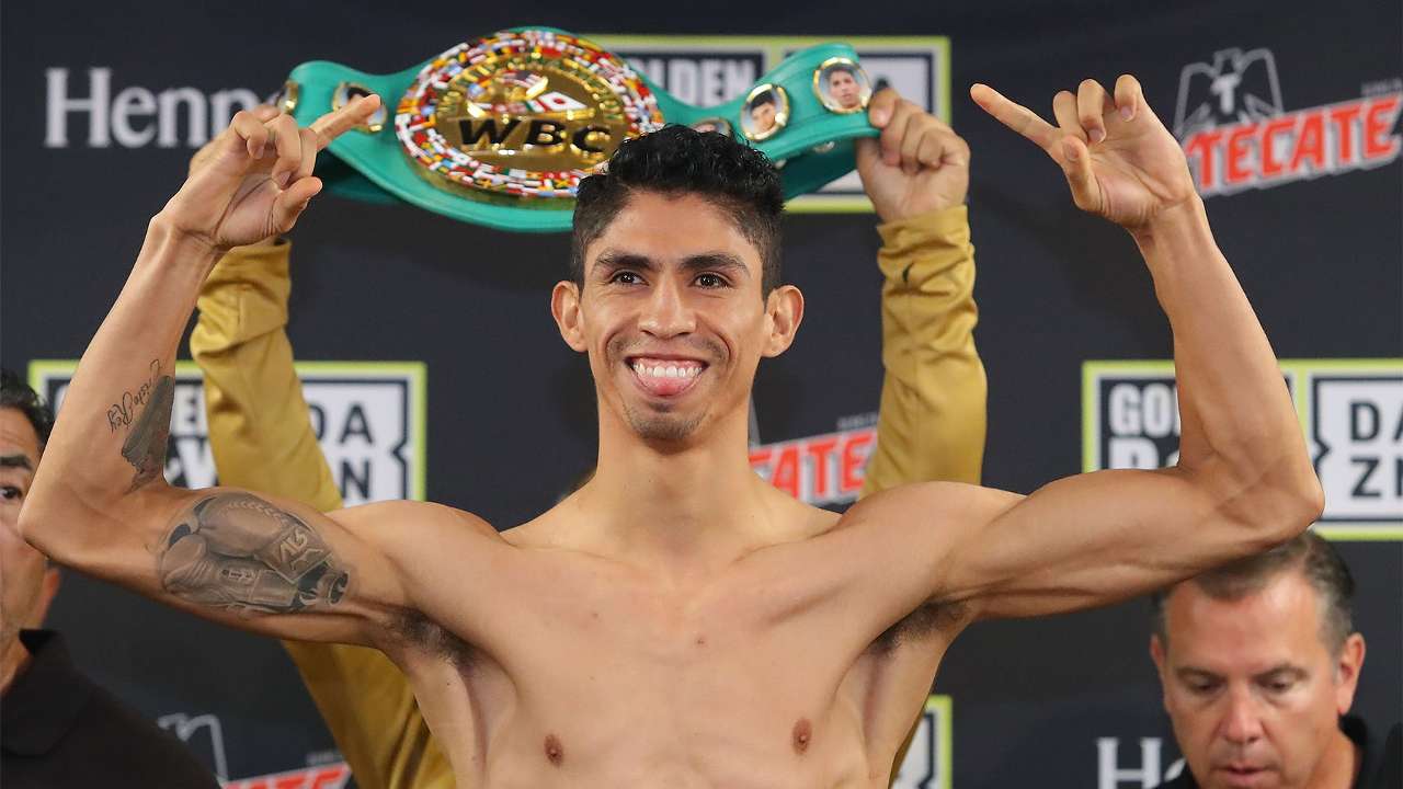 REY VARGAS BUSCA EL TÍTULO SUPERPLUMA DEL CMB | Titansports