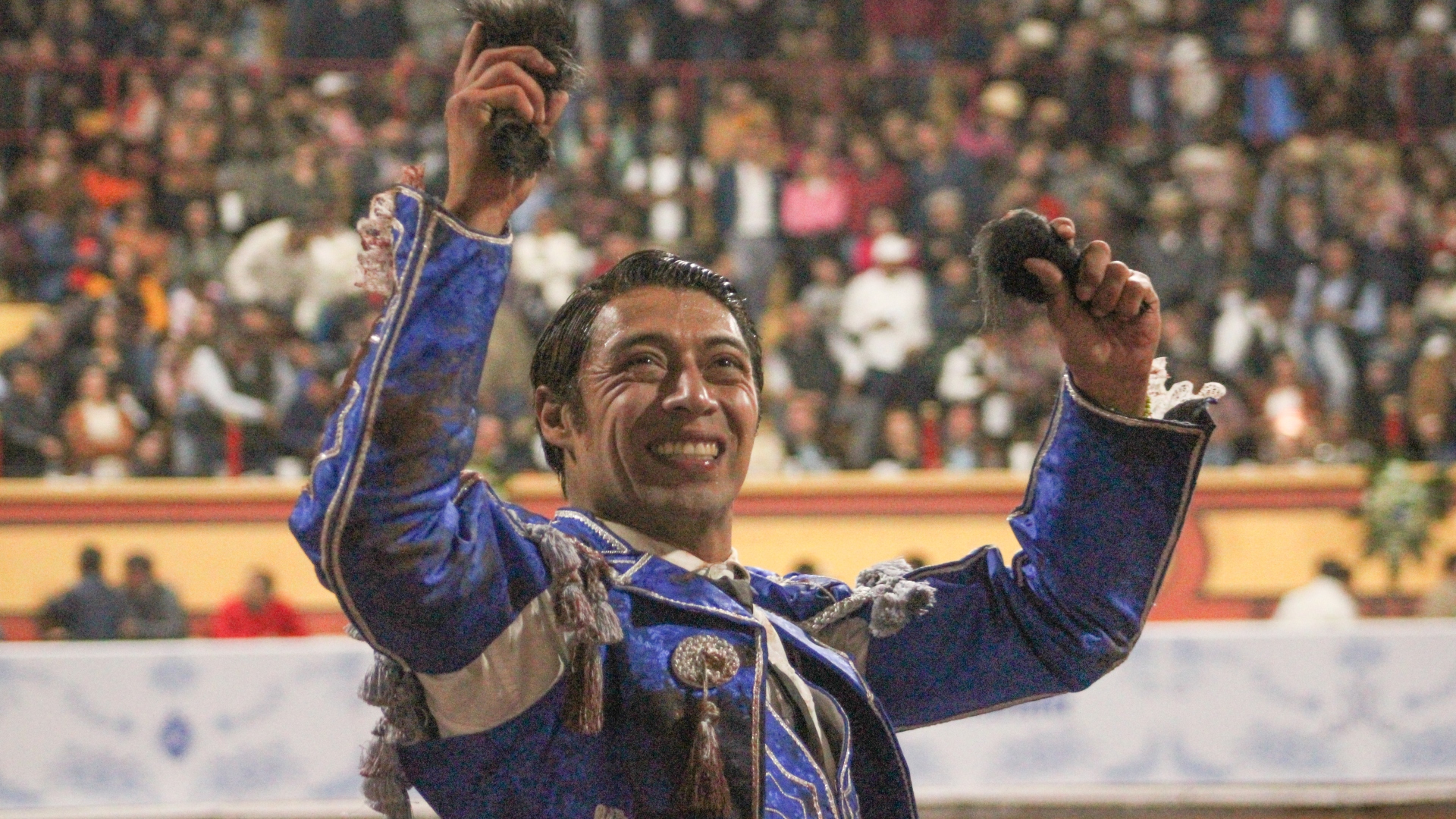 SERGIO FLORES TRIUNFA EN CORRIDA DE LAS LUCES | Titansports