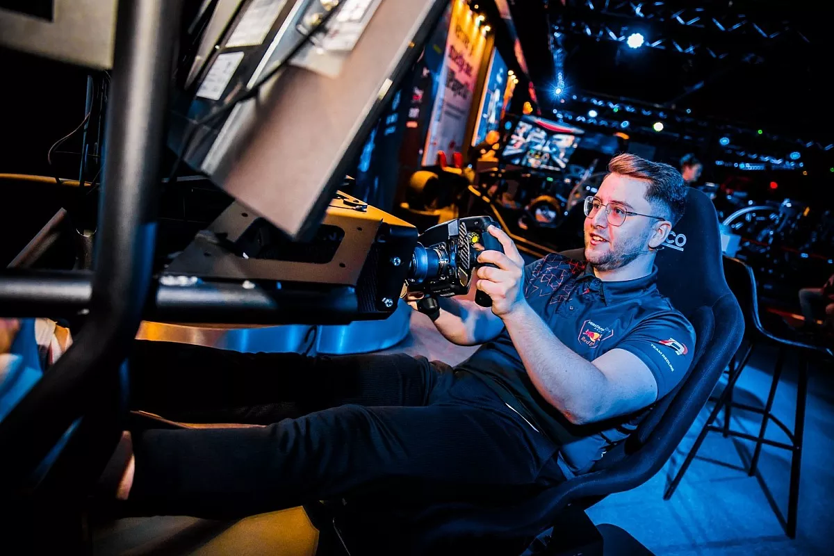 VERSTAPPEN, VA MÁS ALLÁ EN EL SIM RACING | Titansports